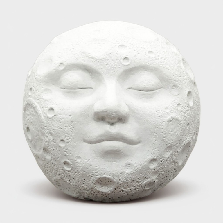 Mondgesicht aus Beton für eine mystische Atmosphäre