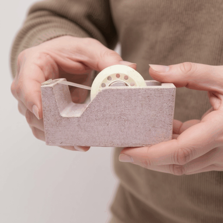 Klebebandabroller aus Beton als stilvolles Arbeitsutensil